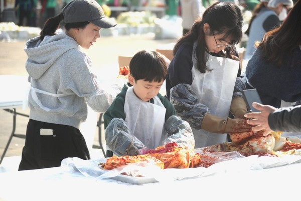 Incheon Seo-gu Hosts 2nd ‘Seoro-Nanum Kimchi Sharing Festival’