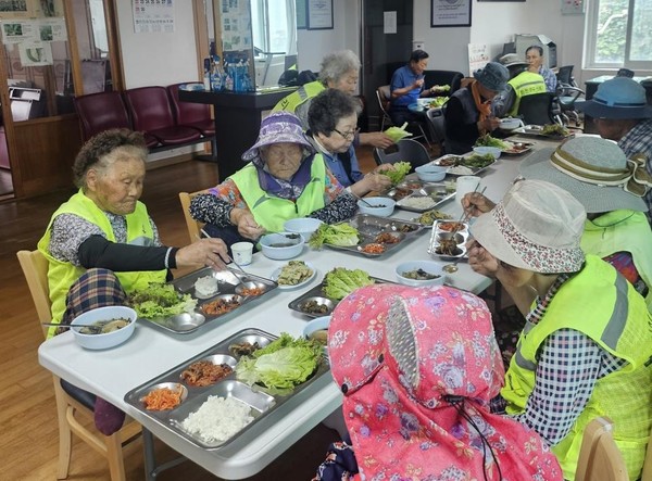 Island Village In Ongjin-gun Provides Free Lunches For Seniors